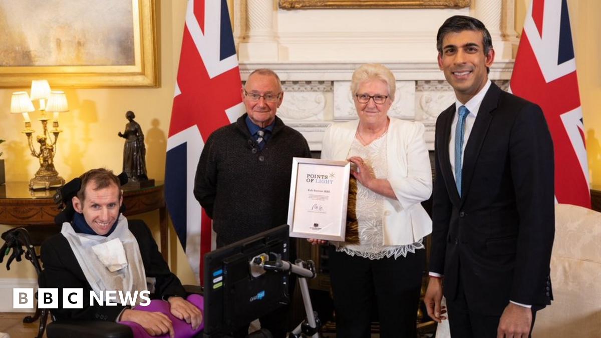 Leeds Rhinos star Rob Burrow praised by PM as 'extraordinary' - BBC News