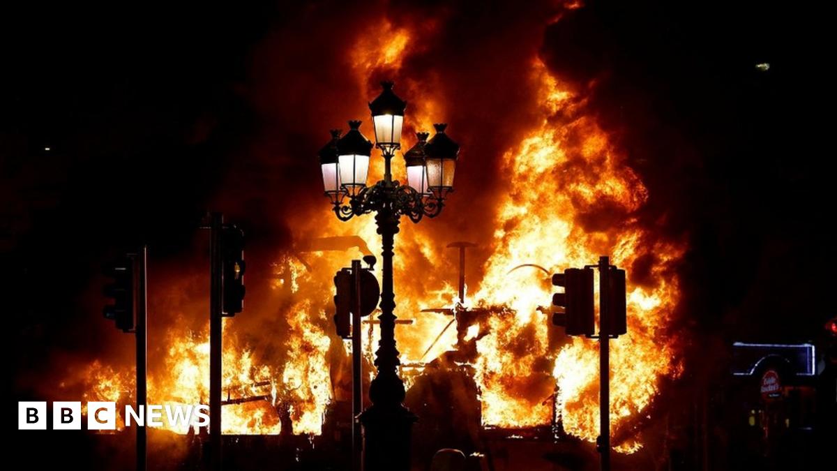 Dublin riot sees clashes with police after five hurt in stabbings - BBC ...
