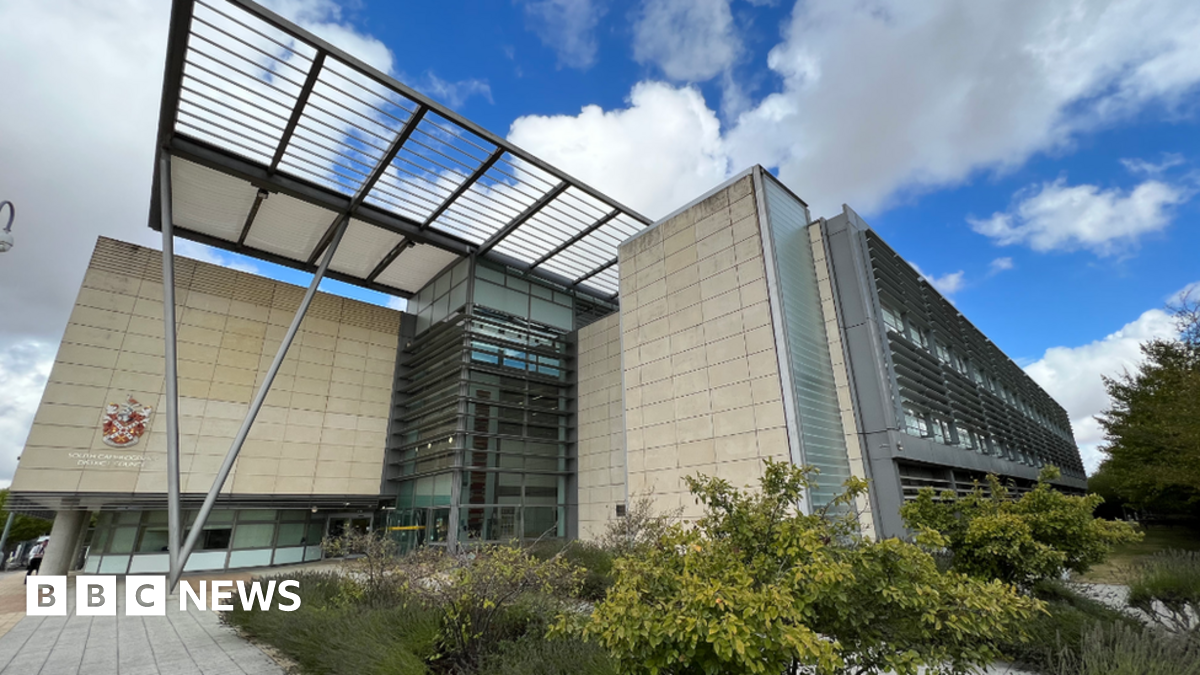 AI could result in a four-day working week becoming 'standard' - BBC News