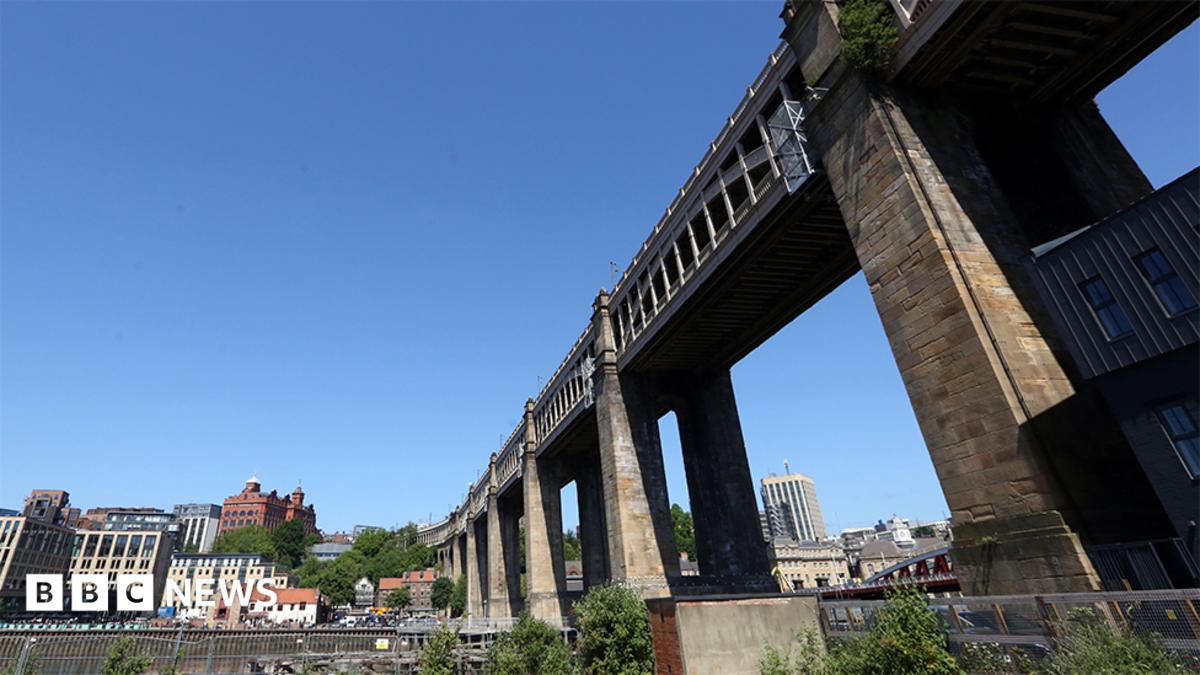 Tyneside's High Level Bridge refurbishment to go ahead - BBC News