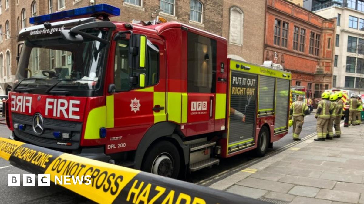 Old Bailey expected to reopen following fire - BBC News