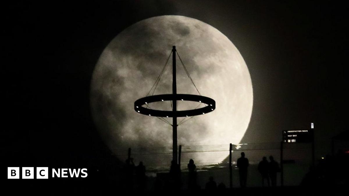Super blue Moon: Rare spectacle set to light up skies - BBC News