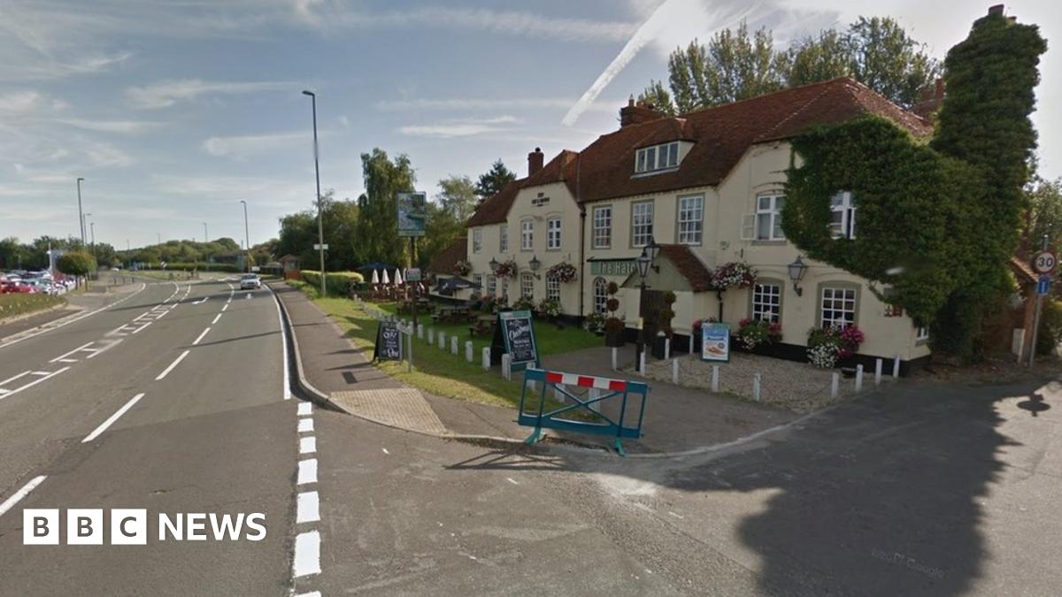 Two teenagers killed in Basingstoke crash - BBC News