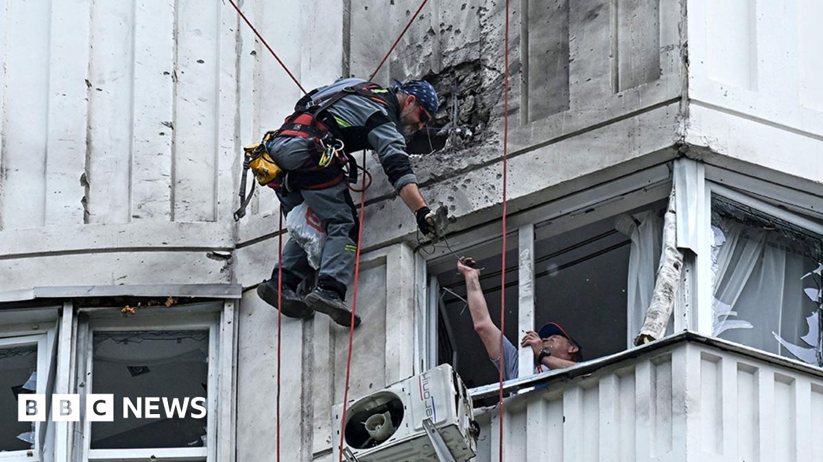 Ukraine war: Moscow drone attacks targeted civilians - Putin - BBC News