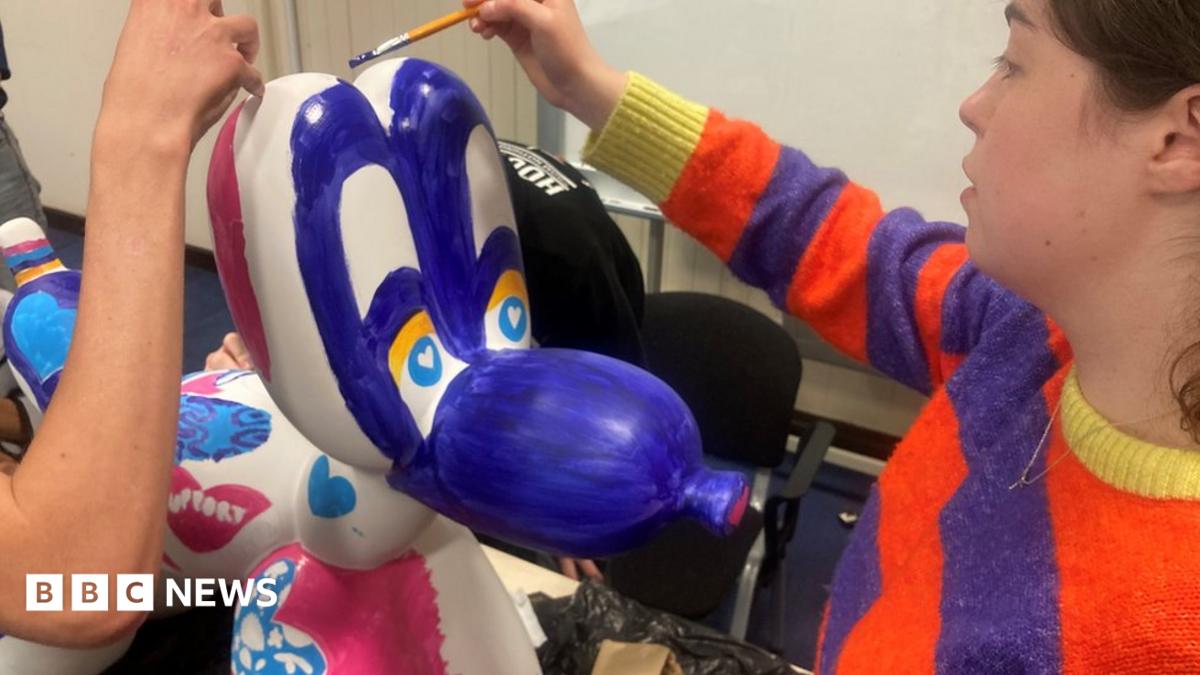 Swindon teenagers get painting for balloon dog sculpture trail - BBC News