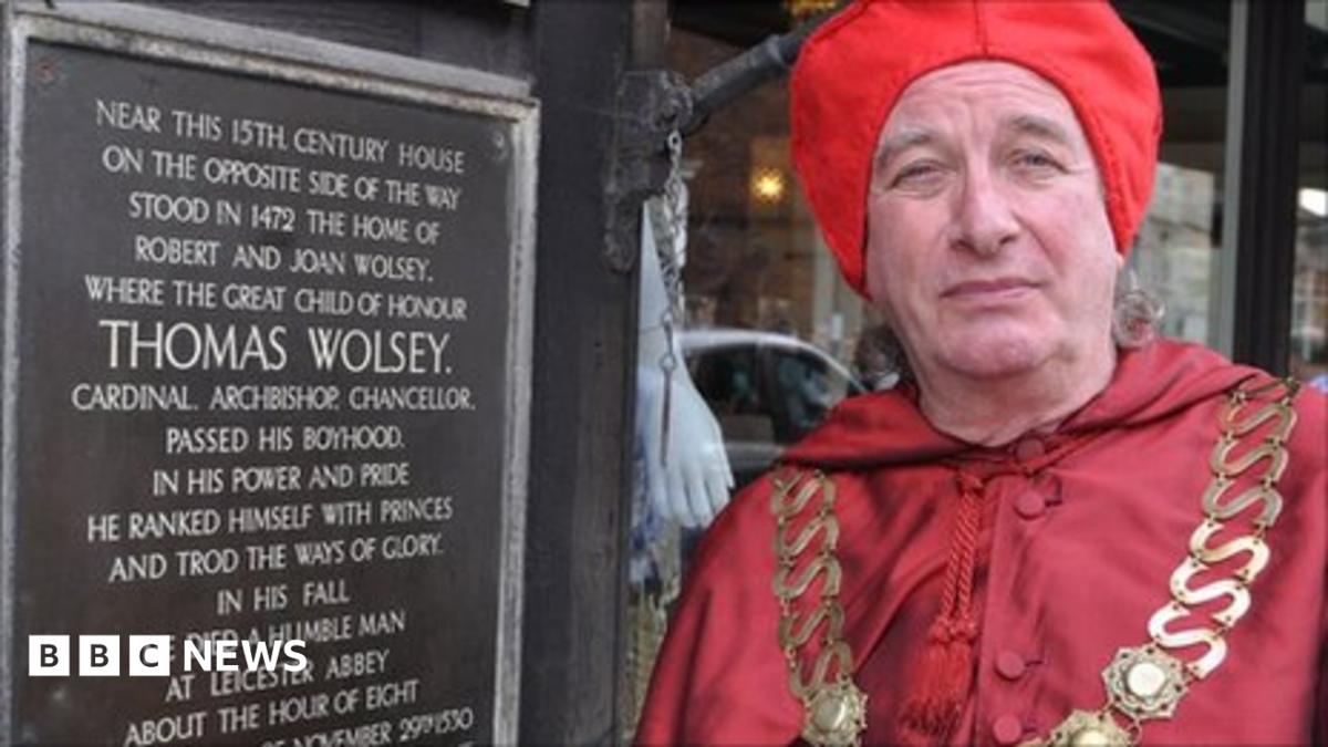 In pictures: Cardinal Thomas Wolsey statue unveiled in Ipswich - BBC News
