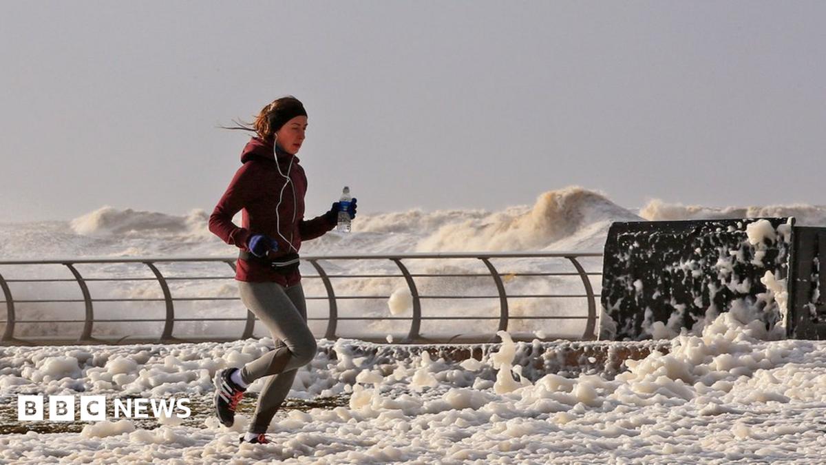 In pictures: Storm Eleanor hits the UK - BBC News