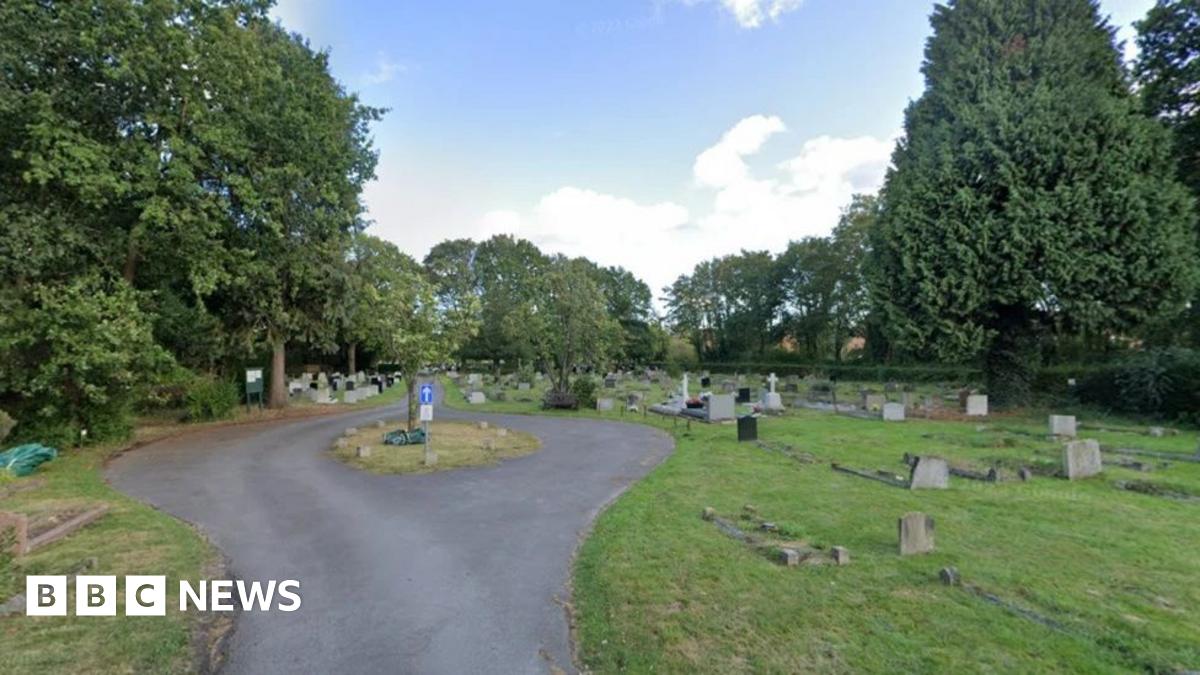 Wokingham: More Muslim burial spaces found in borough - BBC News