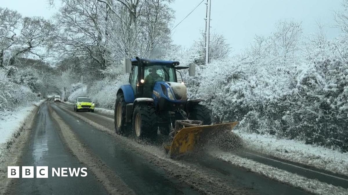 Snow brings day of disruption across Devon - BBC News