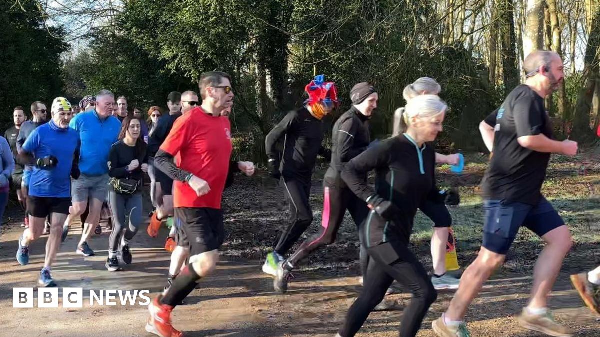 Parkrun in Swindon celebrates 15 years with 430 runners - BBC News