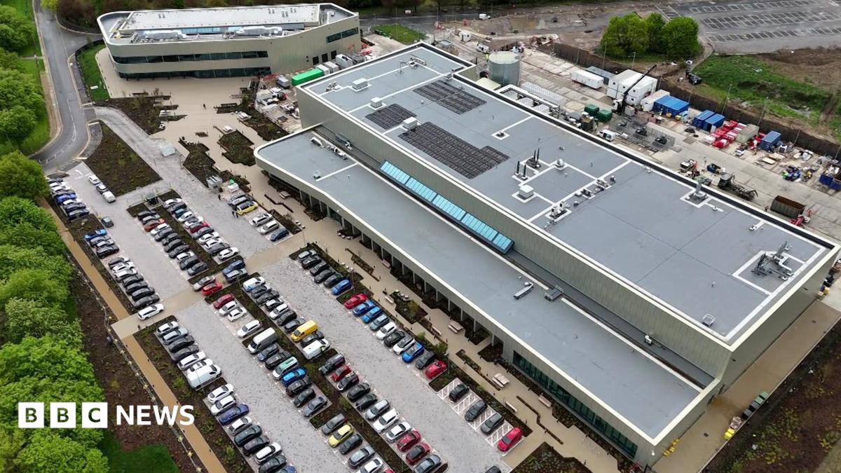 Moderna opens UK vaccine manufacturing lab in Harwell - BBC News
