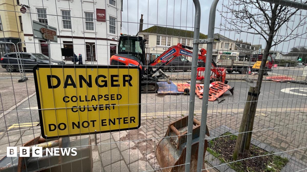 Complications delay repairs to hole in busy Kingsbridge road - BBC News