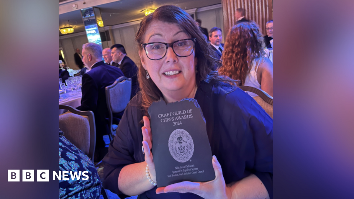 North Yorkshire chef in charge of school meals wins top award - BBC News