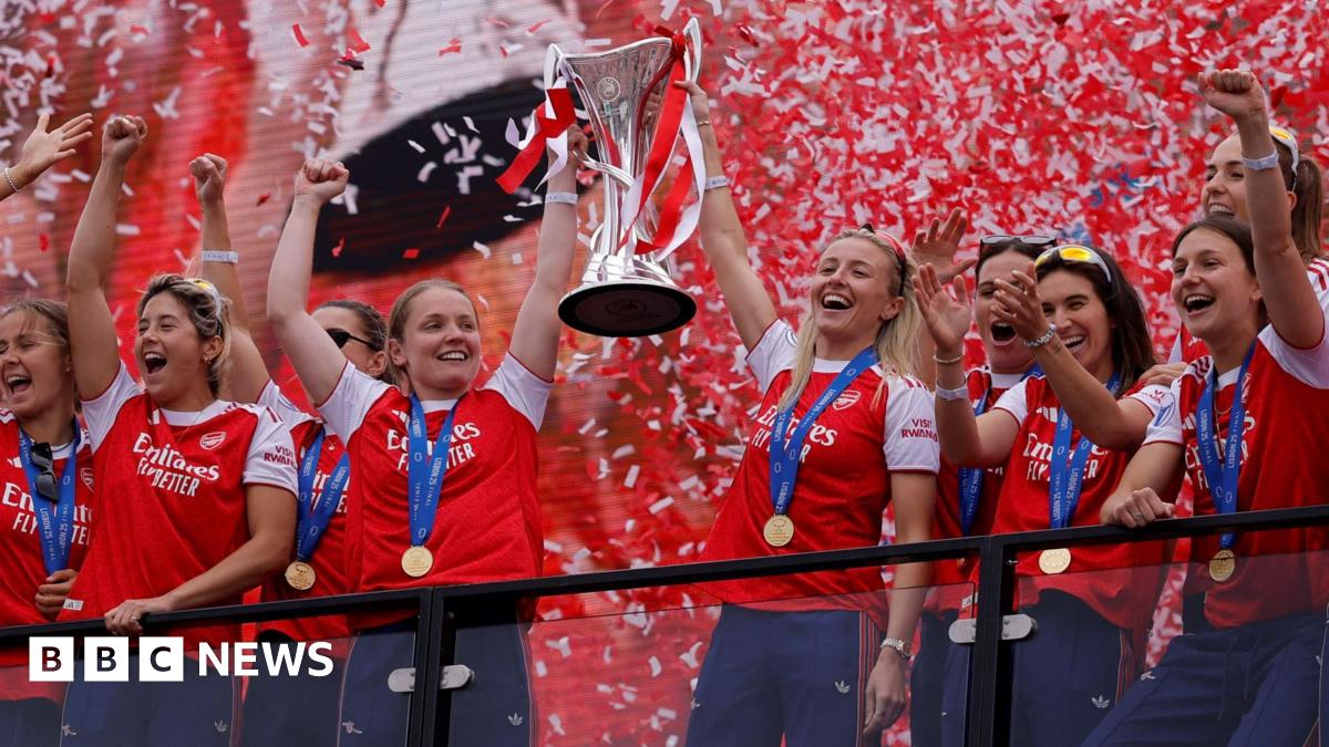 Arsenal lift Champions League trophy in front of ecstatic crowds - BBC News