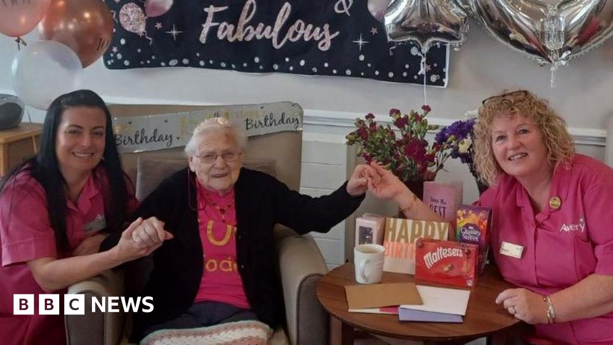 Birmingham blitz memories from Woman, 100, on VE Day - BBC News