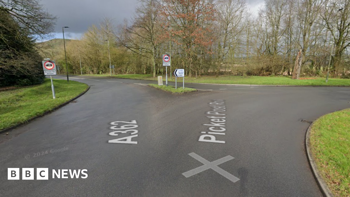 Boy, 17, seriously injured in A362 crash near Frome - BBC News