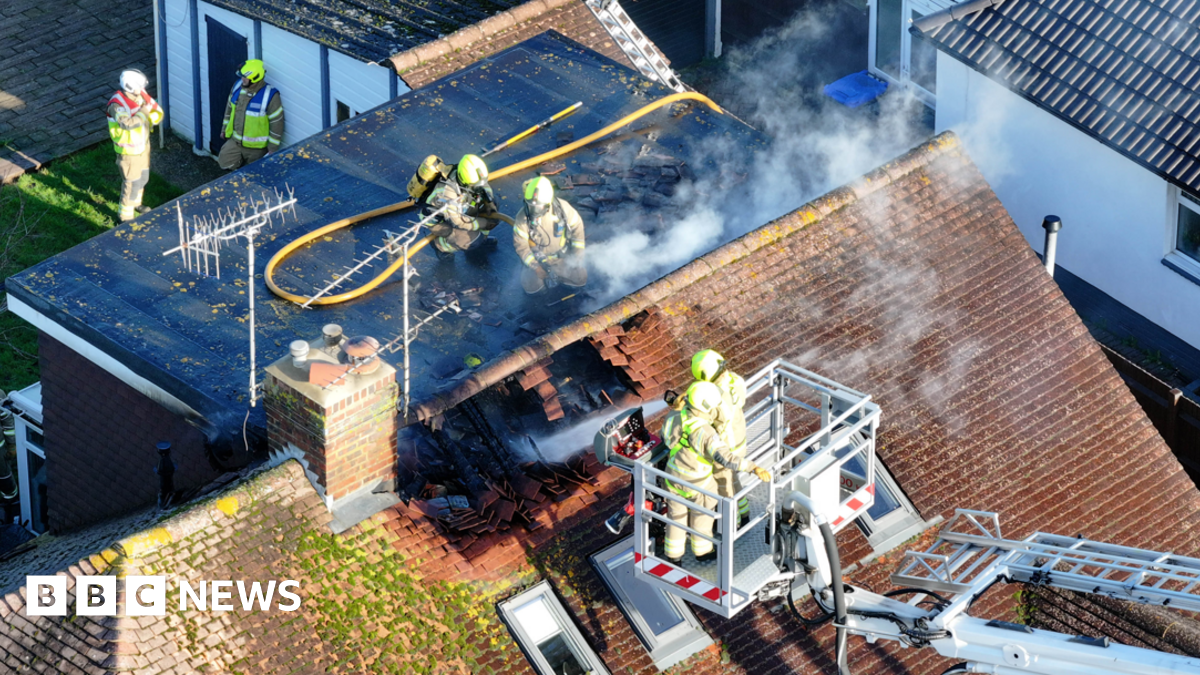 Firefighters called to house fire in Worthing - BBC News