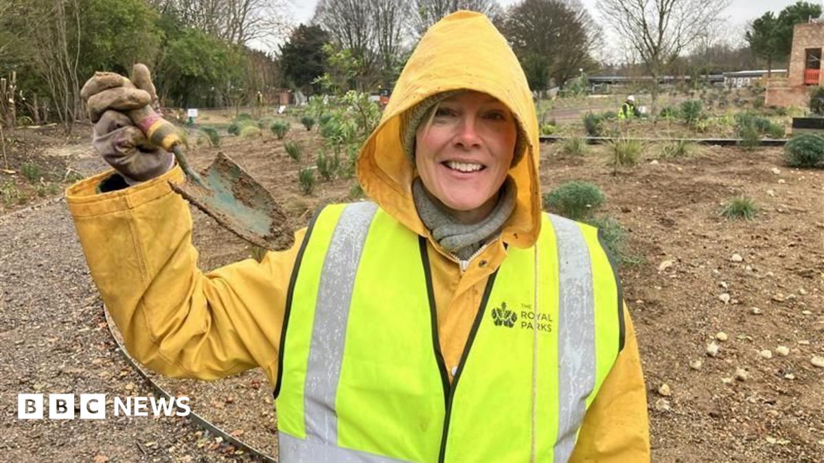 Queen Elizabeth II: Regent's Park garden has bulbs planted - BBC News