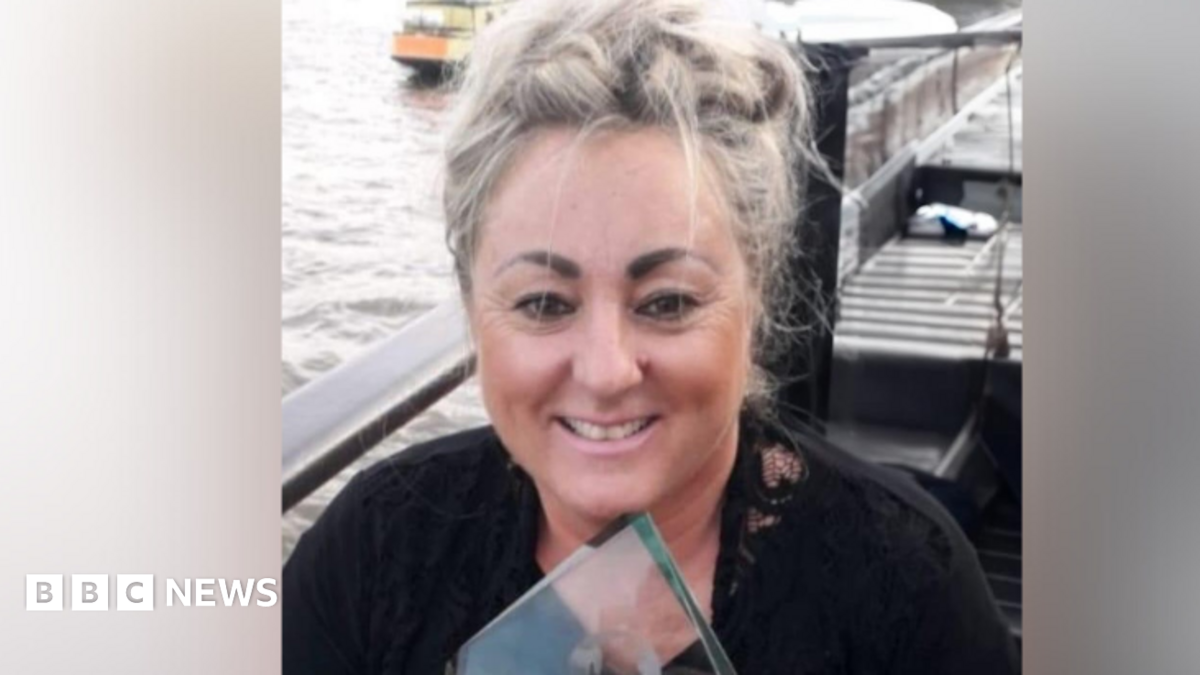Tributes to award-winning 'badger champion' Debbie Bailey who died ...