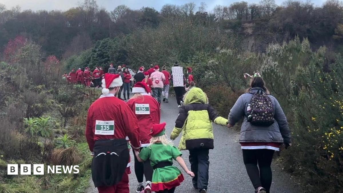 Hundreds of Santas take part in Eden Project charity fun run - BBC News