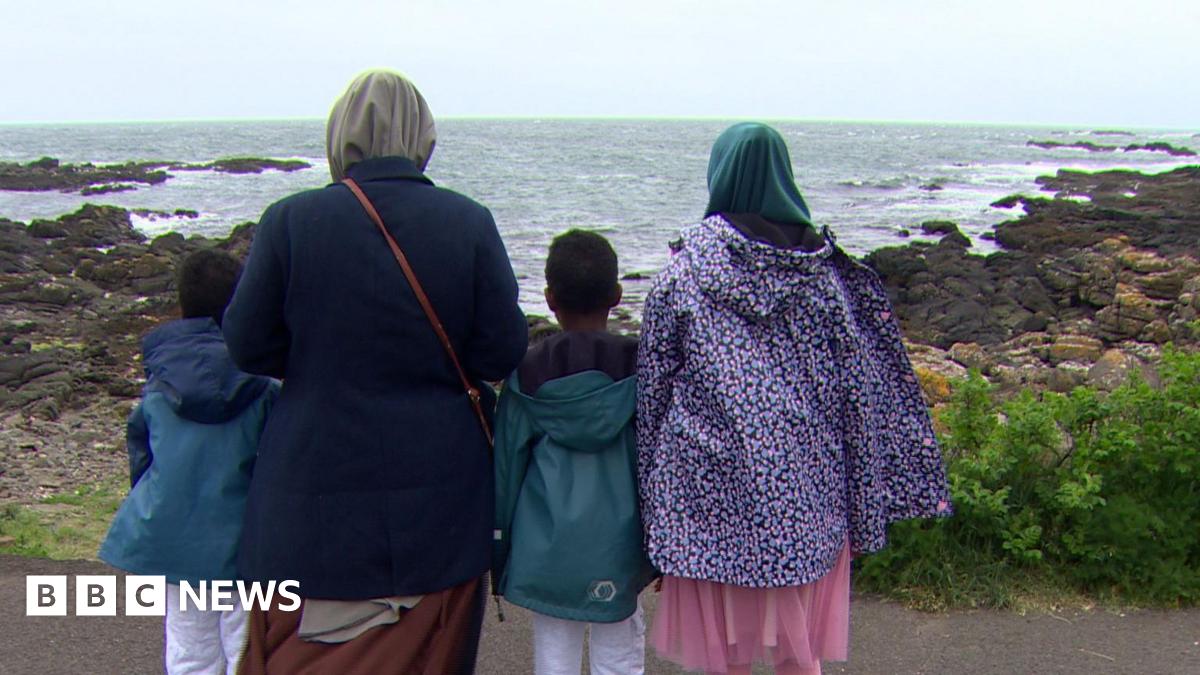 The homeless refugees missing out on months of schooling - BBC News