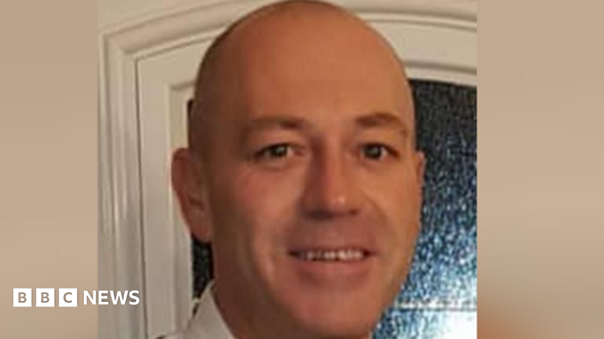 Police name man who died after being hit by car in Cumbernauld - BBC News