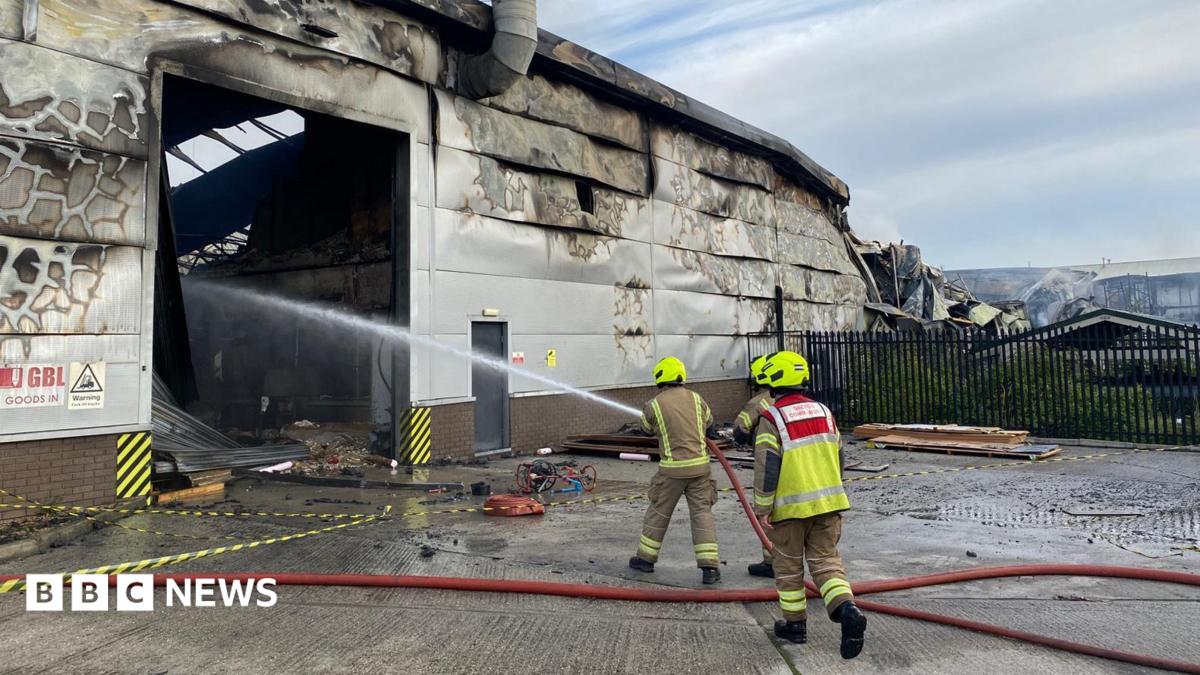 Witham fire crews praised for 'incredibly hard' work at blaze - BBC News