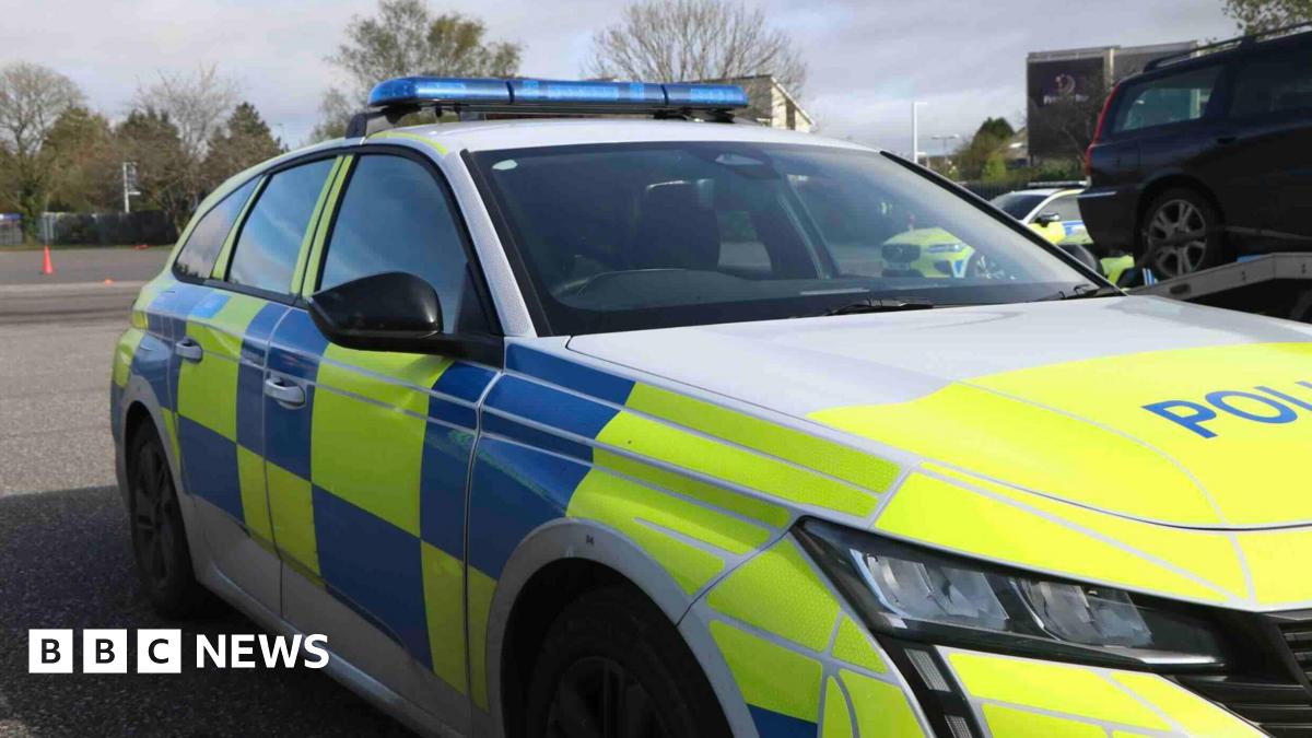 Officers injured as suspects ram police vehicles - BBC News