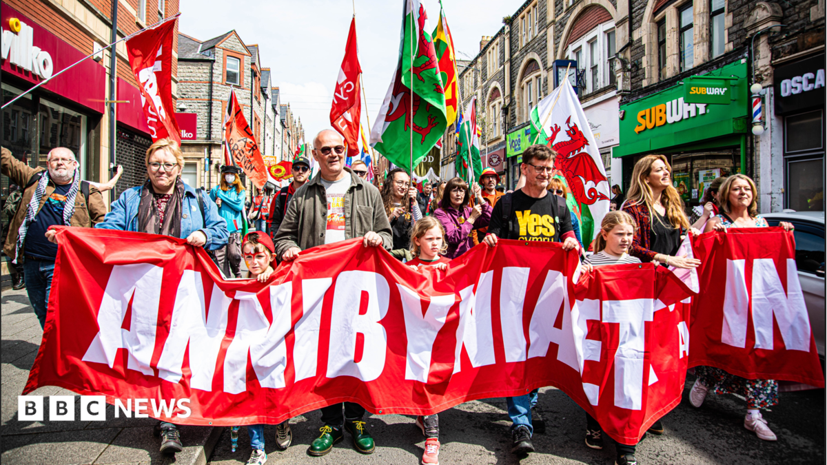 Barry: Thousands attend Welsh independence march - BBC News