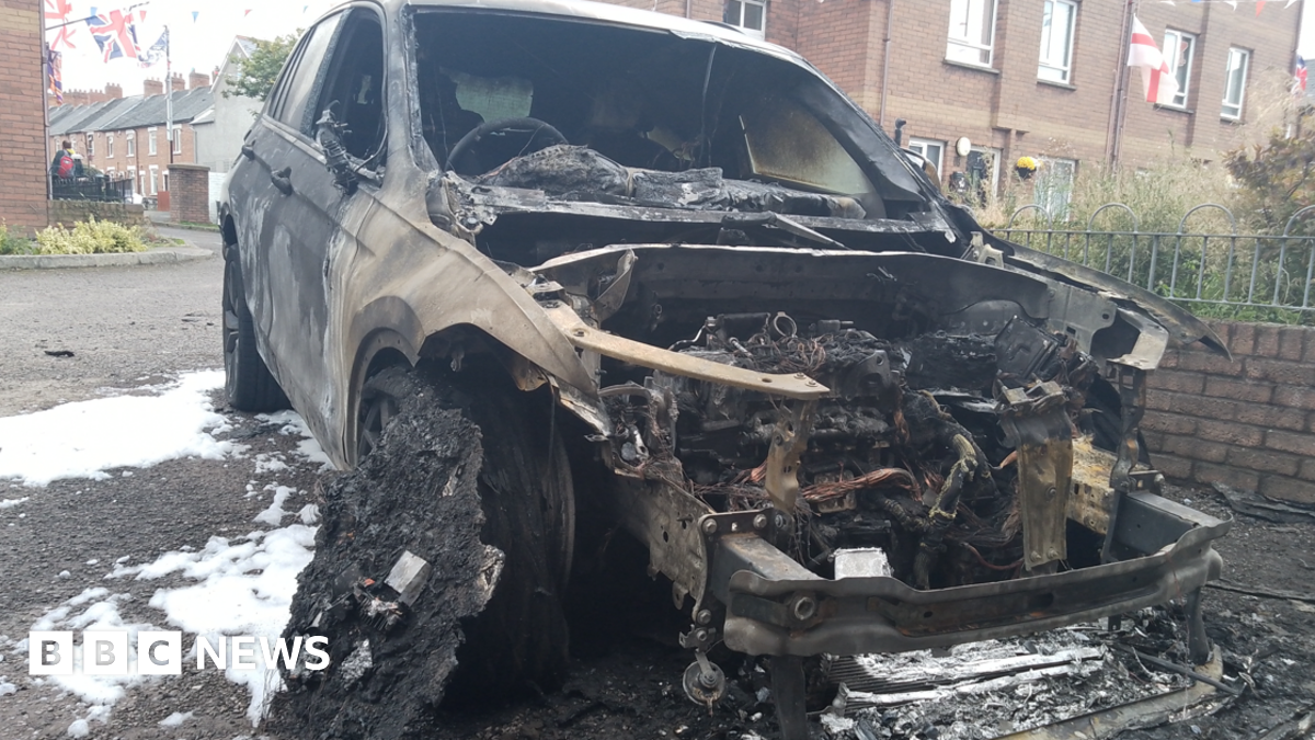 East Belfast: Three cars damaged in overnight arson attack - BBC News