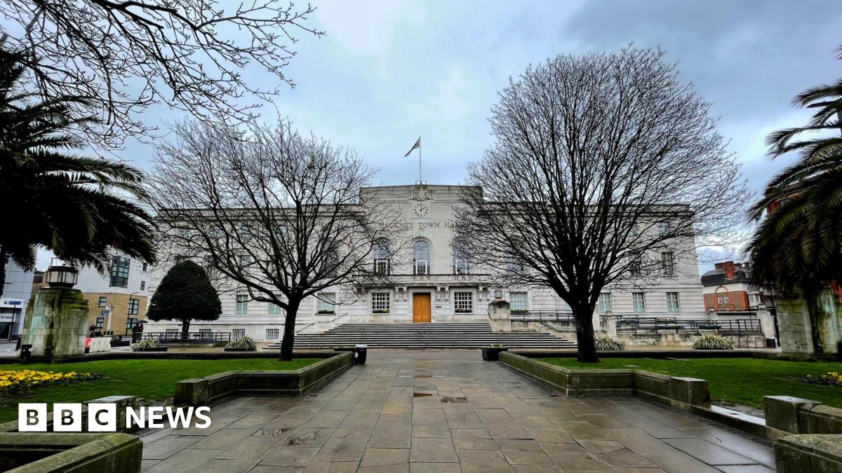 Hackney: Four die in a year while in temporary housing - BBC News
