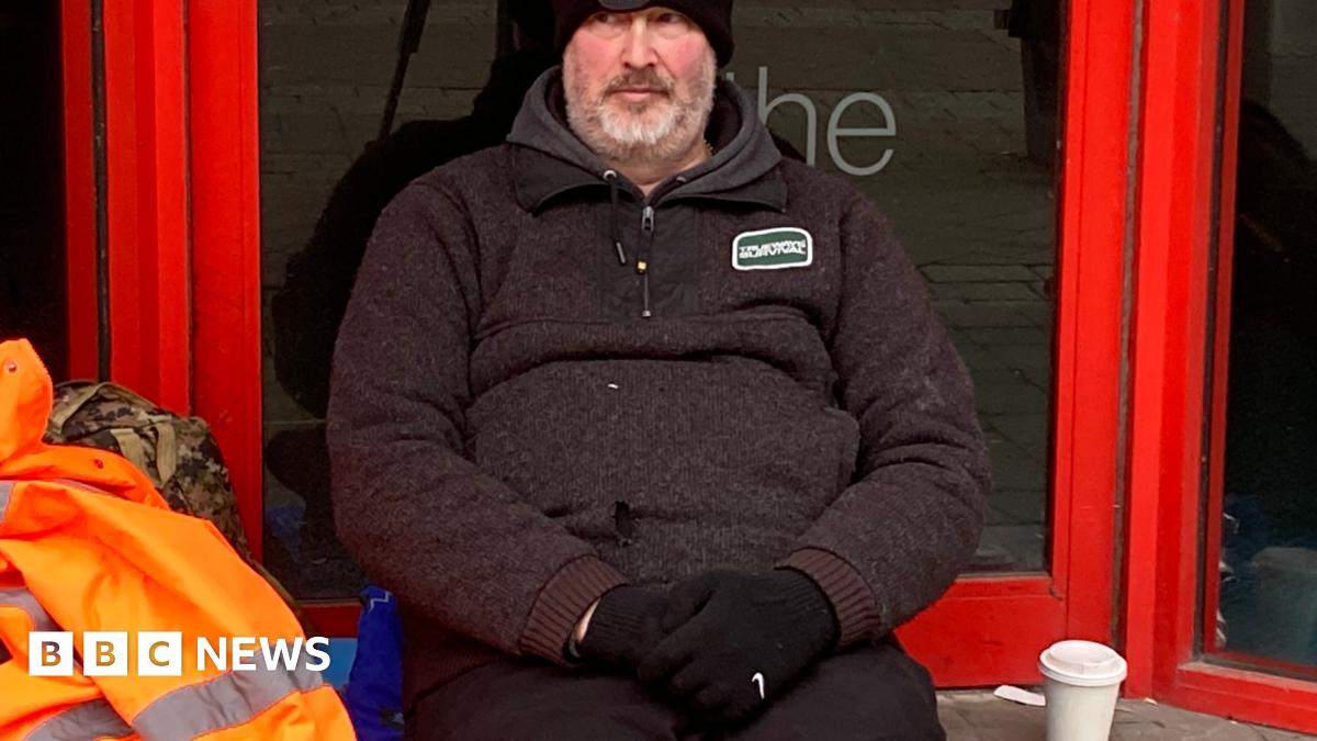 Homeless charity boss sleeping on streets to get others off them - BBC News