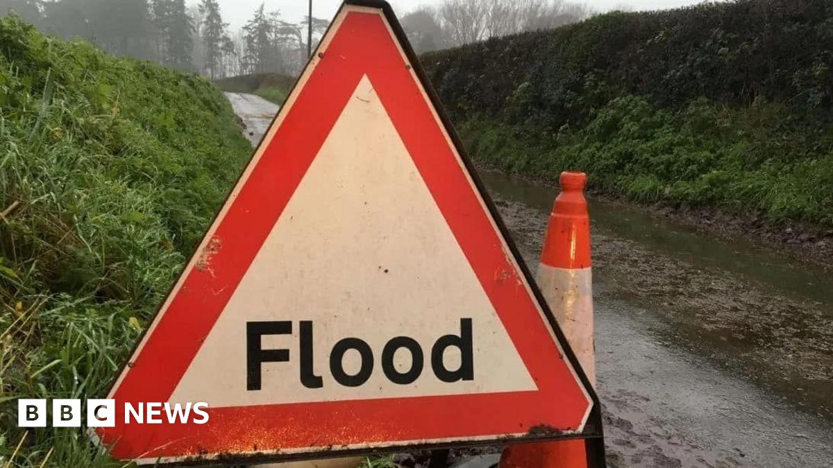 Devon flood warning for drivers after rescues - BBC News