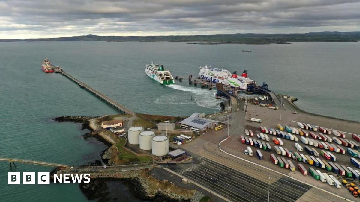 Storm-hit Holyhead Port closes terminal after 'berth incident' - BBC News