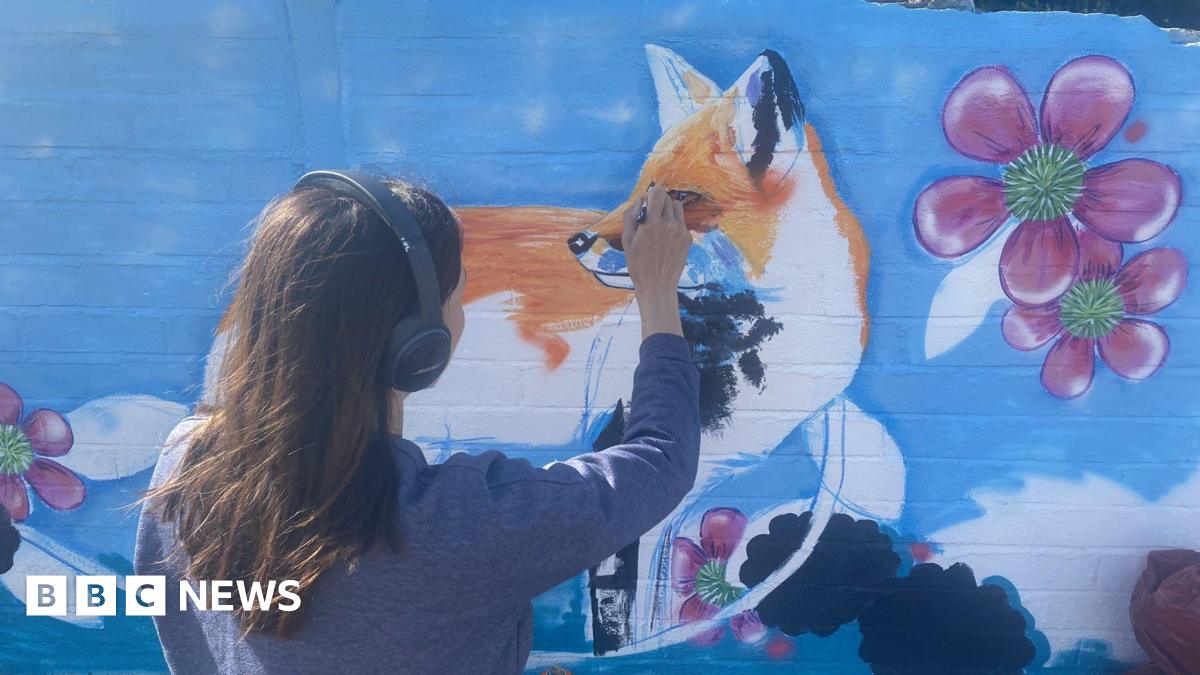 Mural of foxes painted at Pinhoe station - BBC News