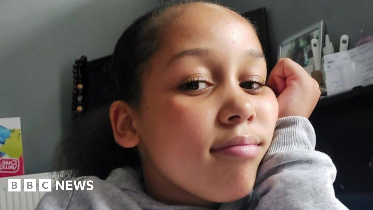 Kyra Hill drowning: No deep water warning at Datchet park - BBC News