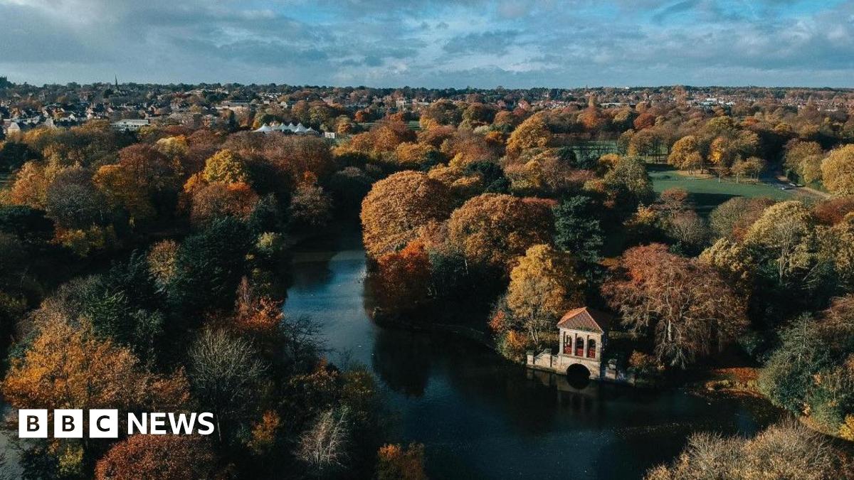 Wirral Council eyes £1.5m revamp for historic Birkenhead Park - BBC News