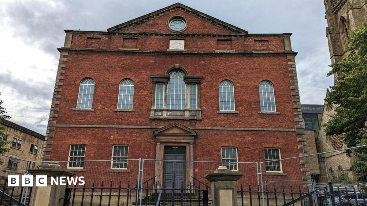 Halifax Square Chapel Arts Centre shuts and cancels all shows - BBC News