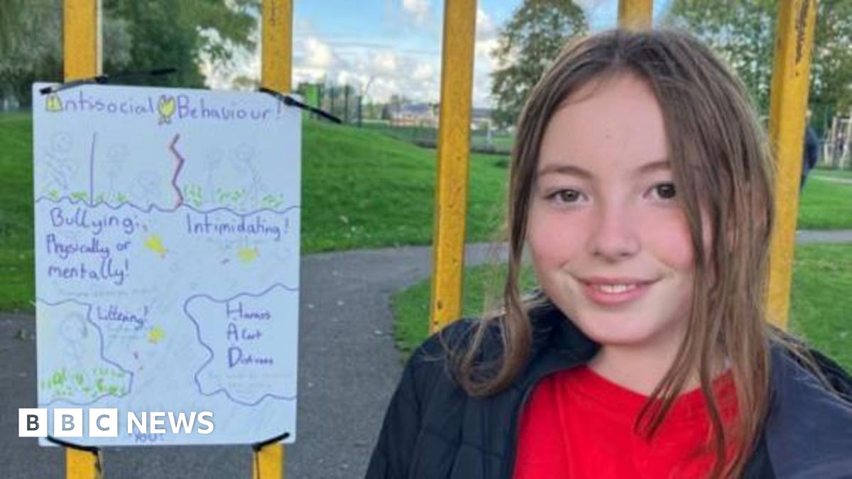 Girl makes 'be kind' signs for Beverley park - BBC News