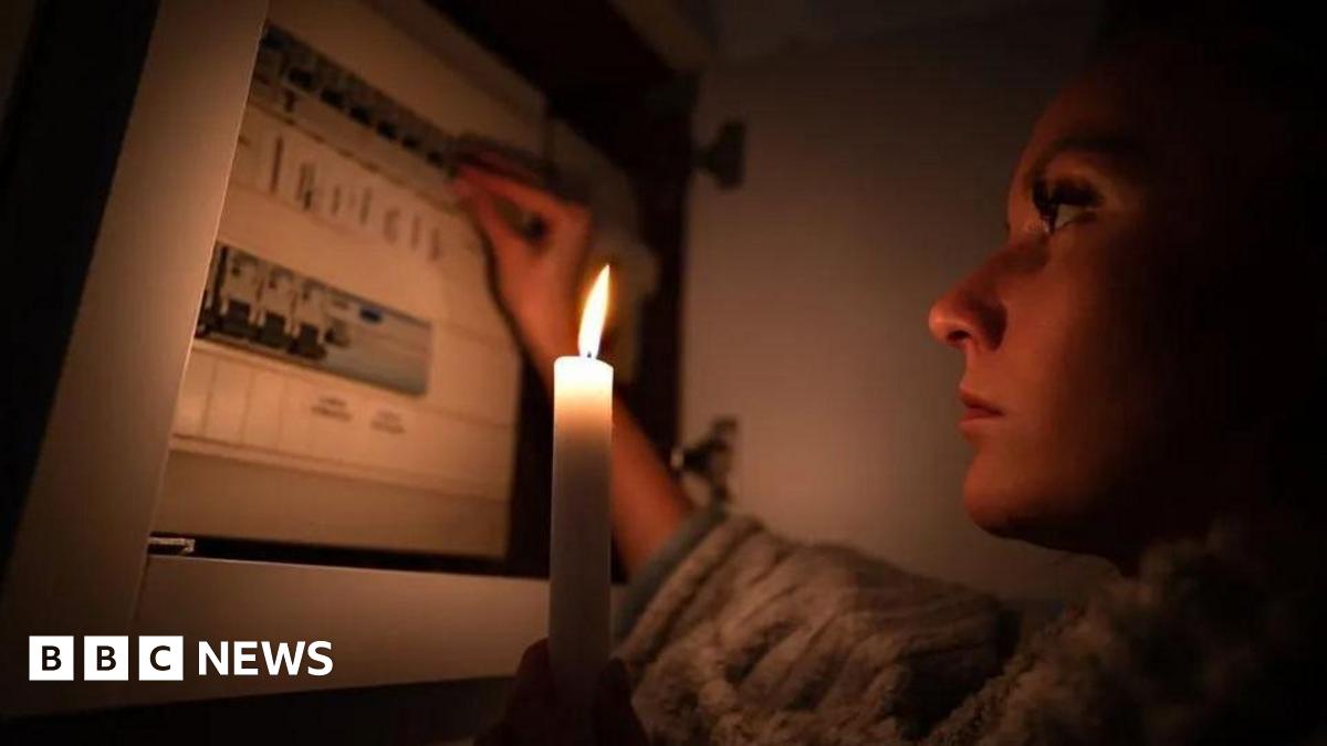 Newbury power cut leaves 400 people without electricity - BBC News