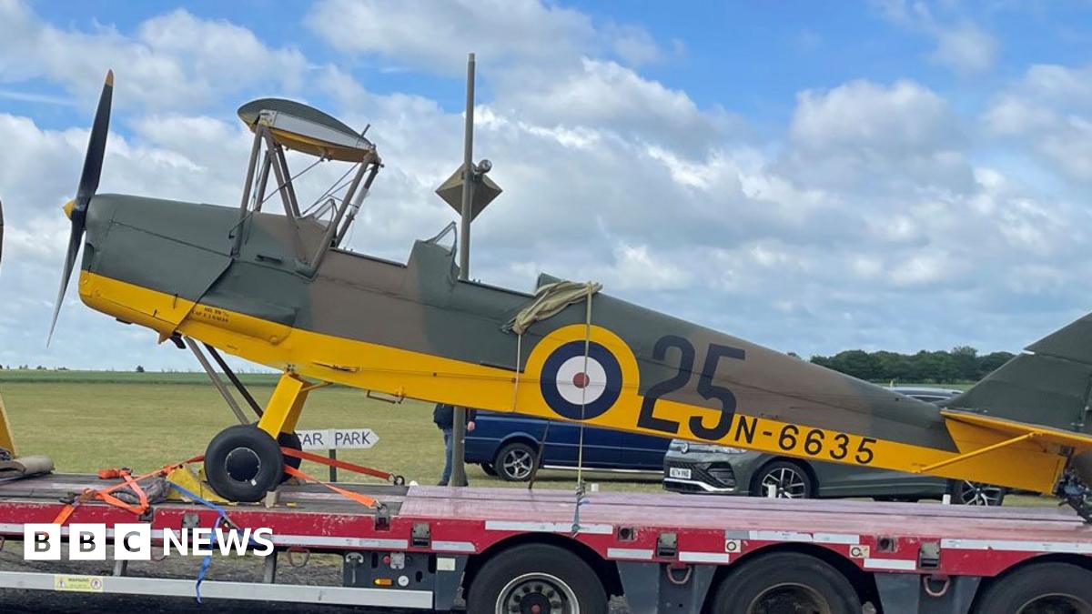 Tiger Moth finds new home at Bottisham's WW2 airfield museum - BBC News