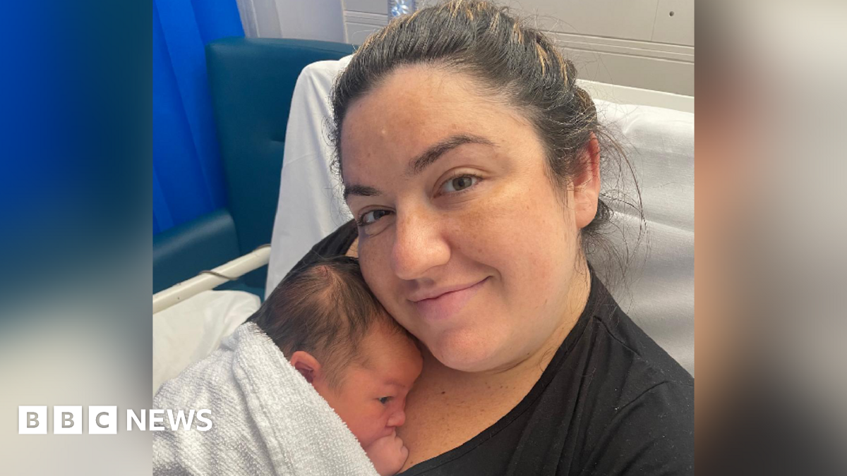 'Traumatic' childbirth leaves woman with PTSD and depression - BBC News