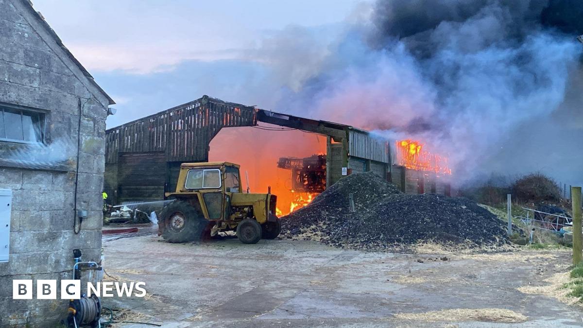 Cornwall A30 smoke risk as firefighters tackle barn blaze - BBC News