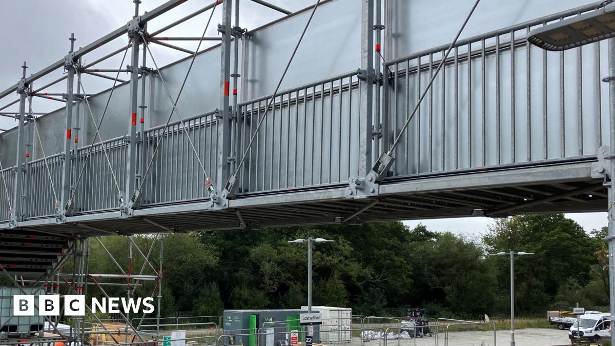 Temporary £200k 'ugly' footbridge set for Lostwithiel - BBC News