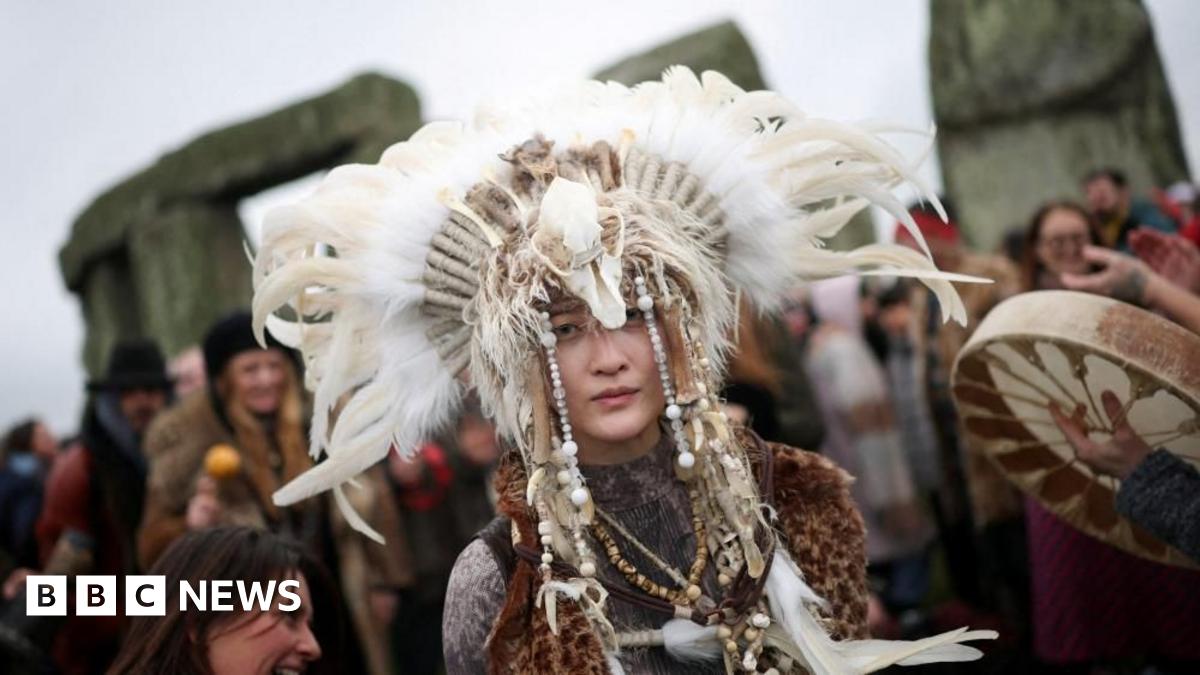 Thousands welcome winter solstice as Sun rises over Stonehenge - BBC News