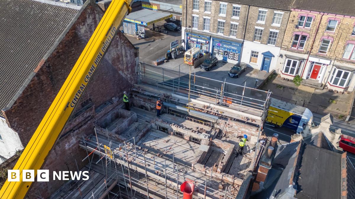 New roof for bombed Hull cinema, 83 years on - BBC News