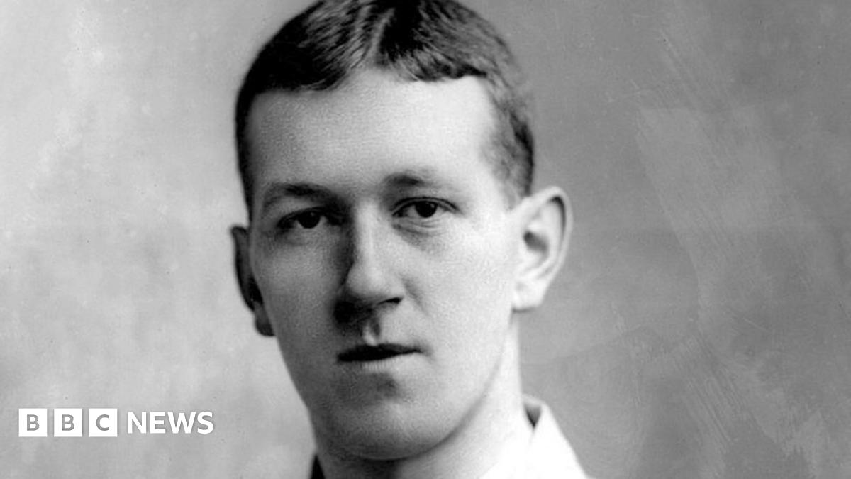 RS McColl: The Scottish footballer turned corner shop king - BBC News