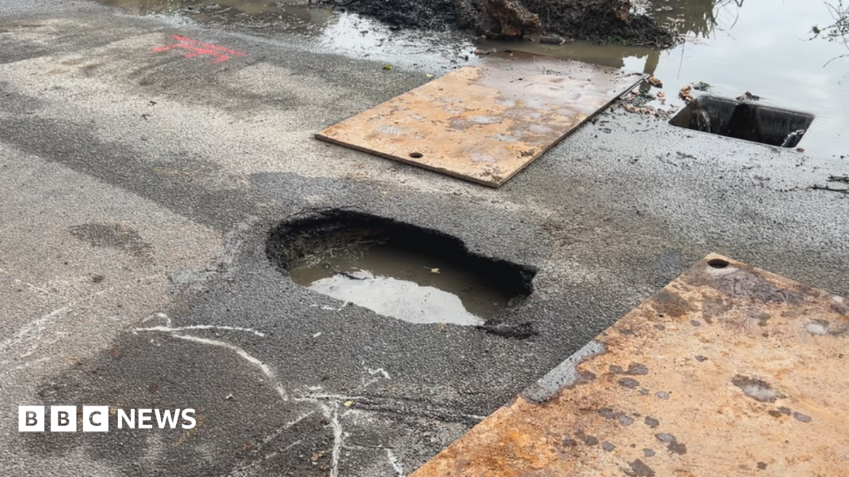 Guernsey Water unable to give end date for 'sinkhole' repairs - BBC News