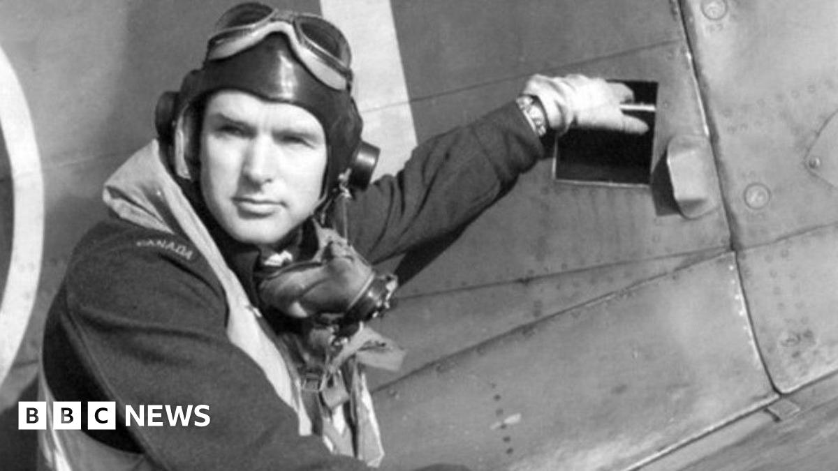 Pilot killed in Guernsey D-Day radar mission remembered - BBC News