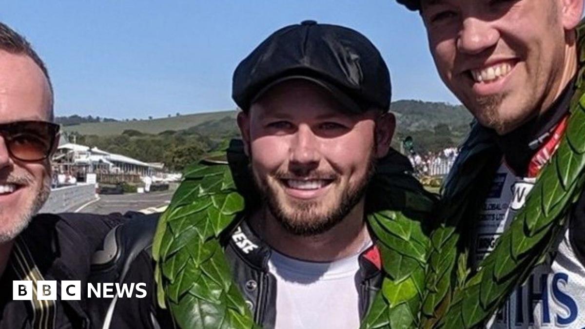 Snetterton: Motorcyclist died in five bike crash at start line - BBC News